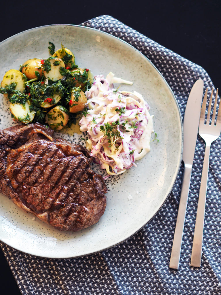 Bisonbiff med chimichurripoteter og coleslaw - Julies Matblogg